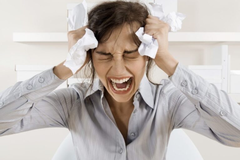 Escopofobia: entenda o medo intenso de ser observado e saiba como lidar